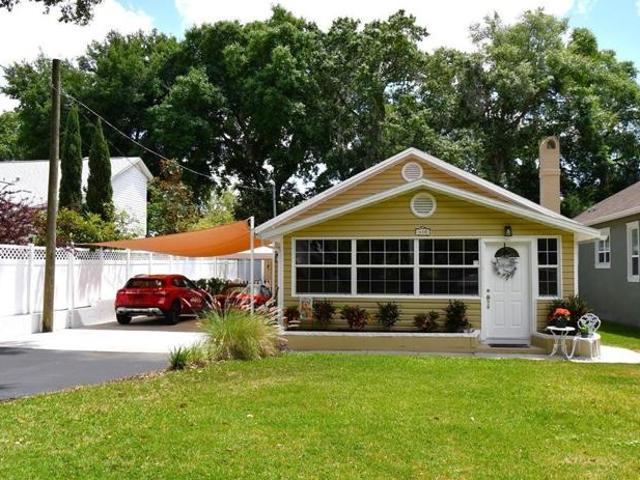 418 E 10th Ave, Mount Dora, FL 32757
