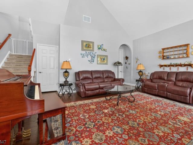 418 Edward St