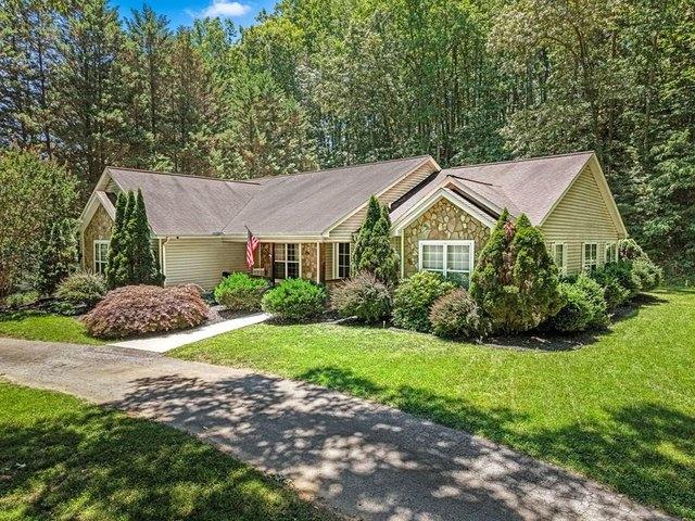 418 Heatherstone Dr, Franklin, NC 28734