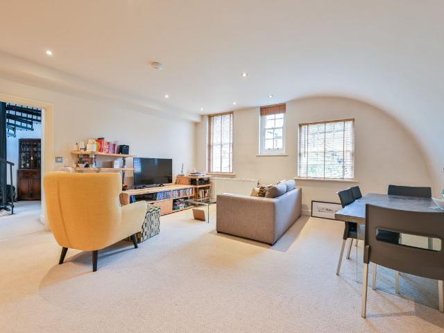 418 Lee High Road, London SE12, 2 bed flat to rent, £2,100 pcm | PrimeLocation