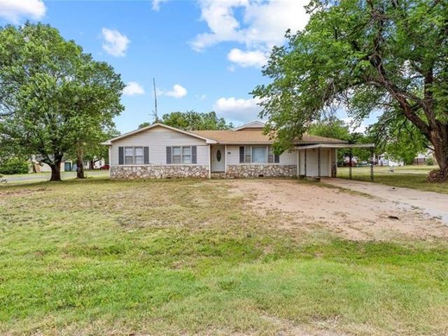 418 S 6th St, Okeene, OK 73763