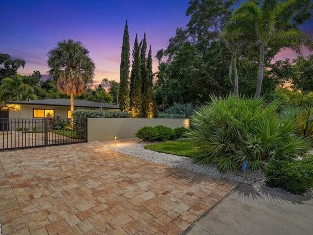 418 Sapphire Dr, Sarasota, FL 34234