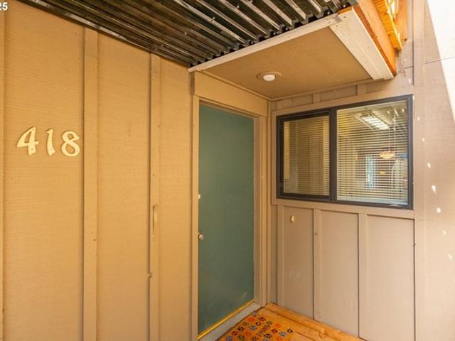 418 Stonewood Dr, Eugene, OR 97405
