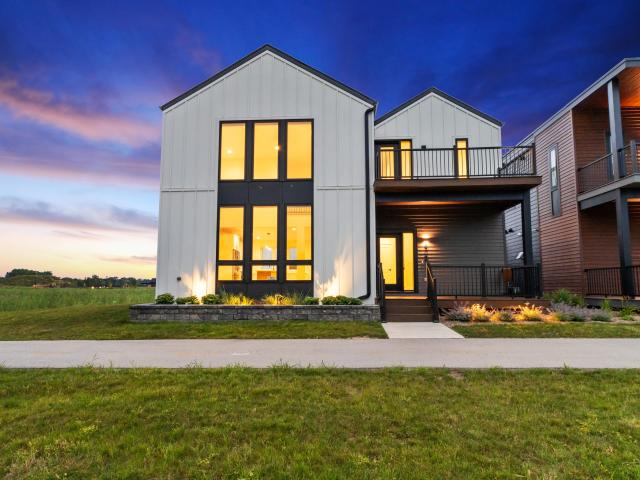 4192 Lk Vista Blvd, Oak Creek, WI 53154 | MLS #1943