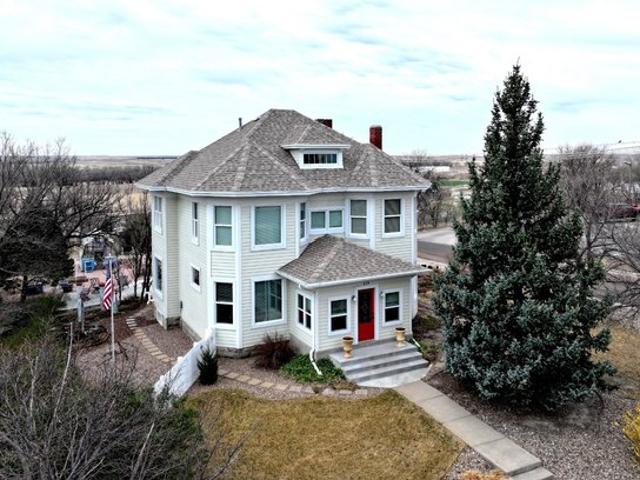 419 4th Ave W, Benkelman, NE 69021
