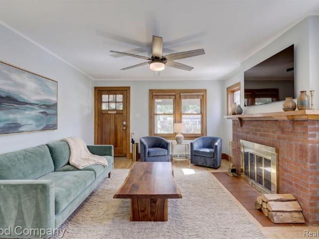 419 E 5th Street