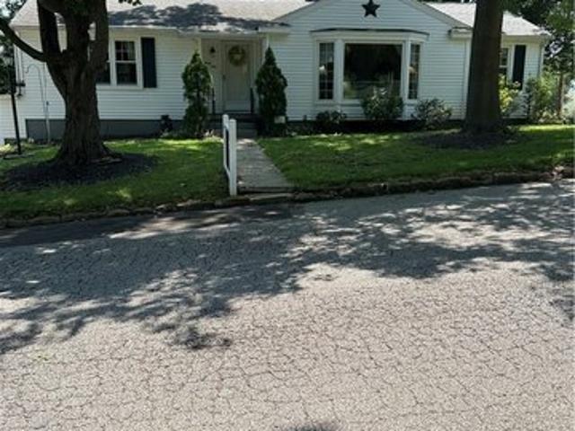41 8th St, Barberton, OH 44203