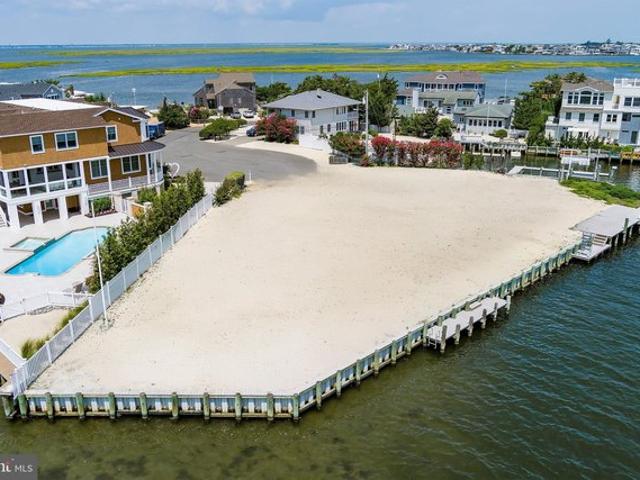 41 W Holly Dr, Long Beach Township, NJ 08008