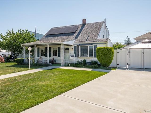 41 Andrew Ln, Levittown, NY 11756