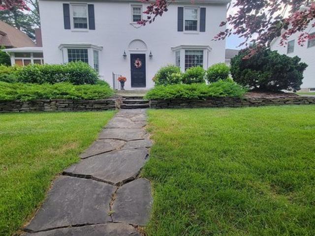 41 Berkshire Dr, East Greenbush, NY 12061