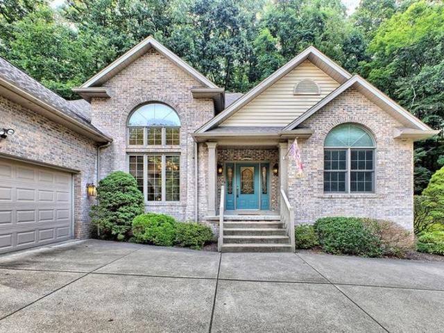 41 Brookdale Dr, Greensburg, PA 15601