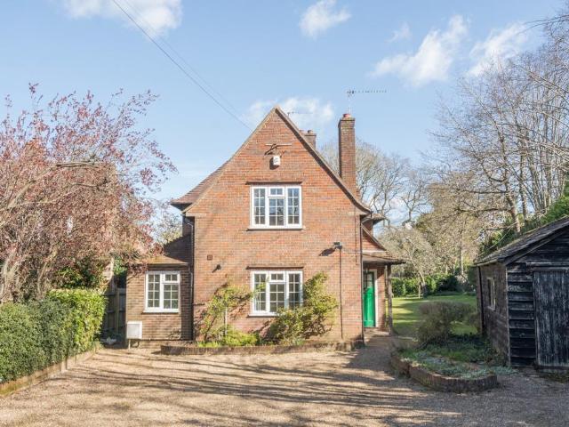 41 Candlemas Lane, Beaconsfield HP9 3 bed detached house to rent £2,950 pcm £681 pw
