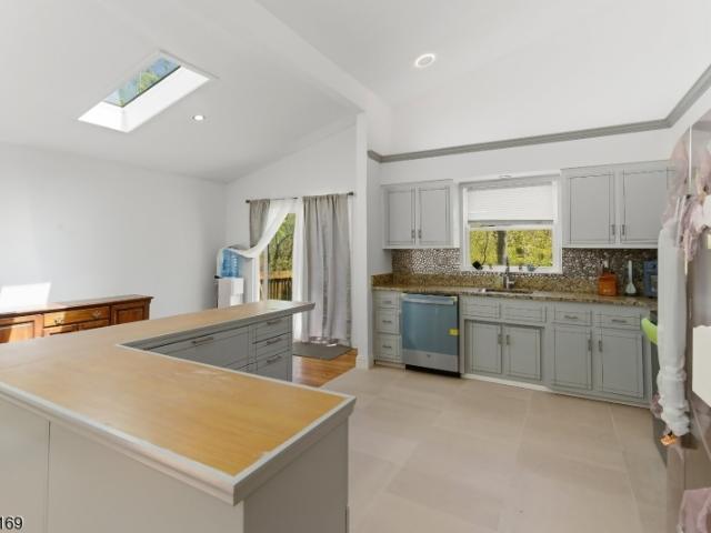 41 Crescent Dr