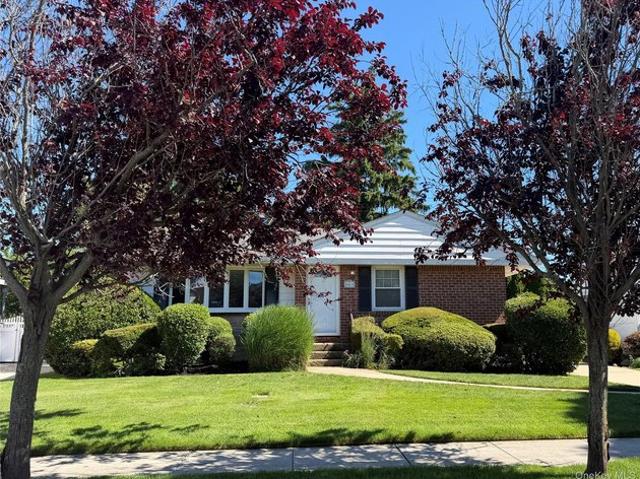 41 Elwood Ave, Hicksville, NY 11801
