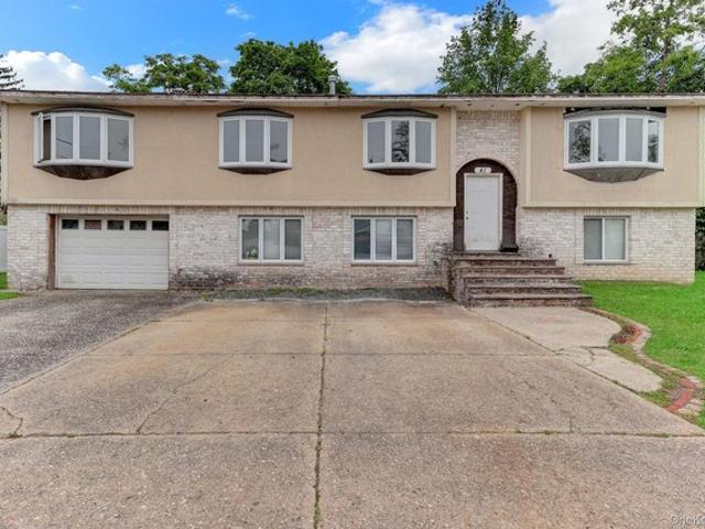 41 Fremont St, Lindenhurst, NY 11757