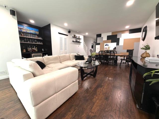 41 Greenwich Dr