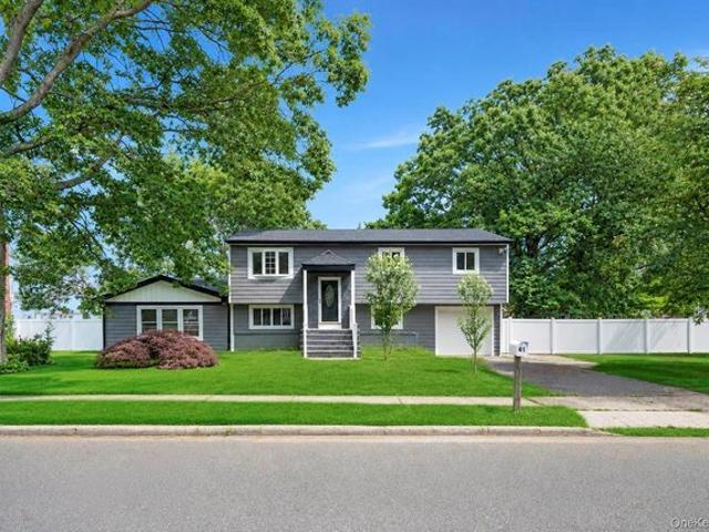 41 Madison Ave, Amityville, NY 11701