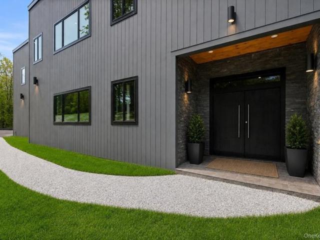 41 Mead Rd, Armonk, NY 10504