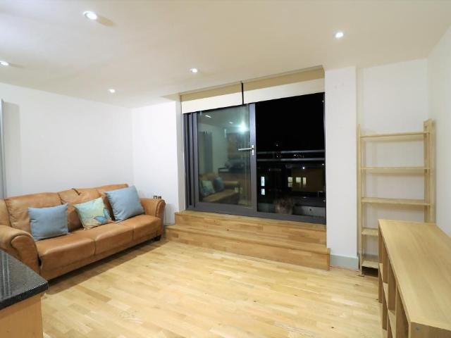 41 Millharbour, Canary Wharf, London E14, 2 bed flat to rent, £2,250 pcm | PrimeLocation