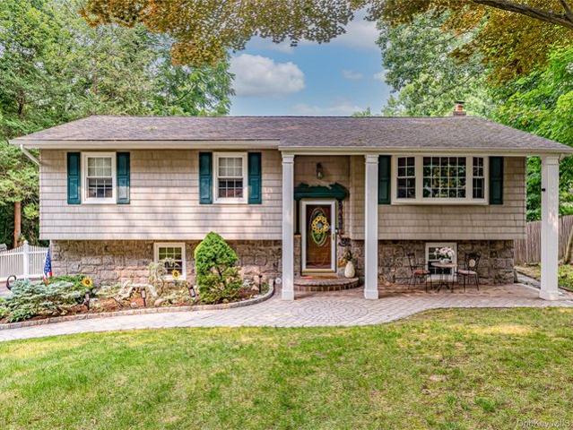 41 Oak St, Smithtown, NY 11787