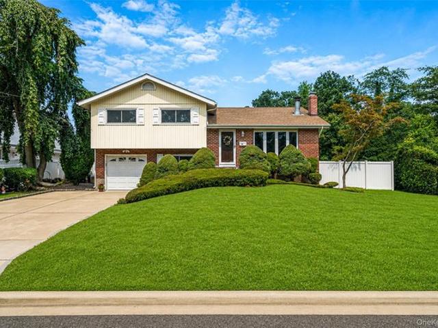 41 Orchard St, Farmingdale, NY 11735