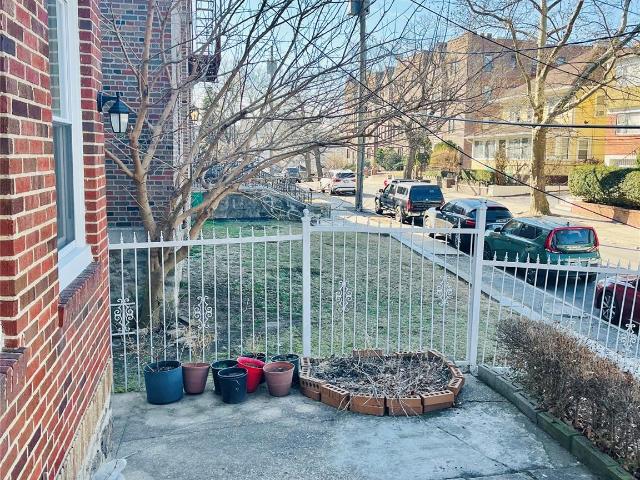 41 Rochelle Ter, Mount Vernon, NY 10550 | MLS #969841 | Compass