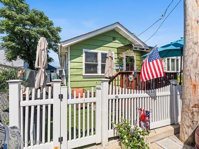 41 Seafoam St, Staten Island, NY 10306