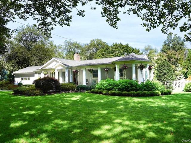41 Snowball Dr, Cold Spring Harbor, NY 11724