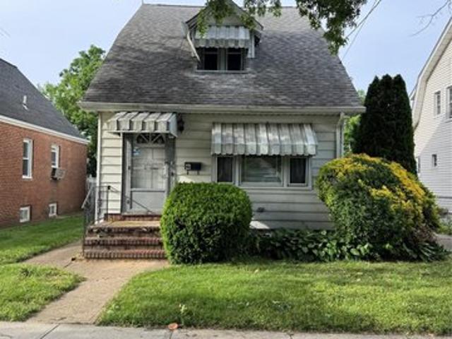 41 Stewart St, Floral Park, NY 11001