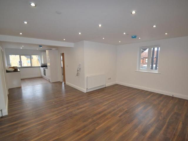 41b High StreetHoddesdonHerts 2 bed apartment to rent £1,550 pcm £358 pw