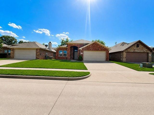 4204 Sapphire Ln, Granbury, TX 76049