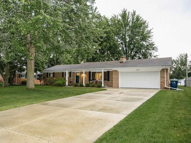 4201 Sweetbriar Dr, Saginaw, MI 48603