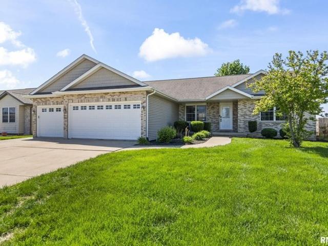 420 Garvey Ln, Chatham, IL 62629