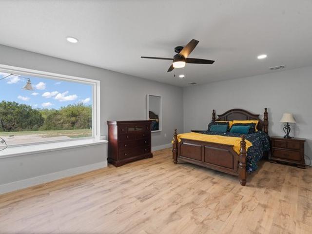 420 Overlook Dr, Cleburne, TX 76033
