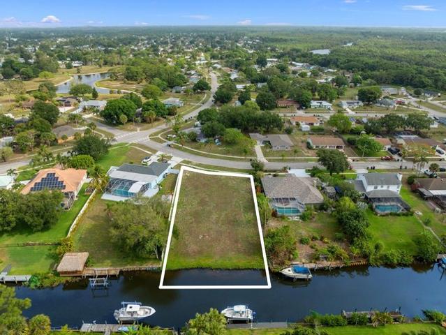 420 NE Cornwall Ave, Port Saint Lucie, FL 34983