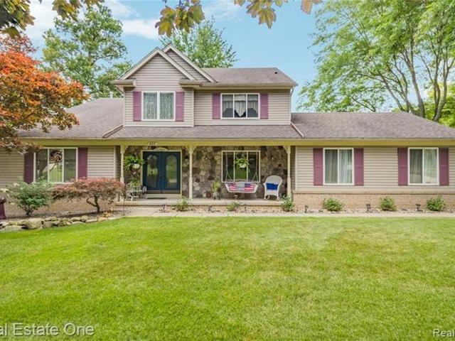 420 Rosario Ln, White Lake, MI 48386
