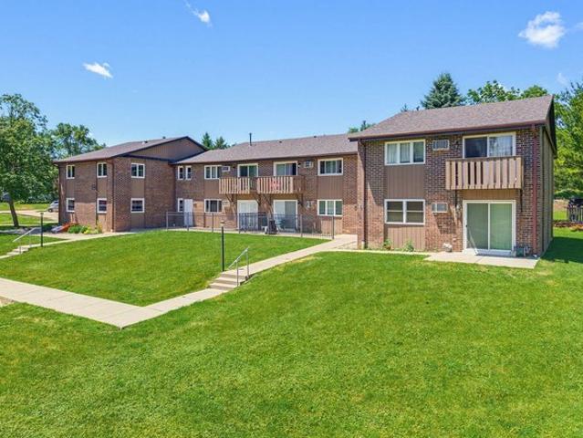 420 Racine St Apt 103, Waterford, WI 53185