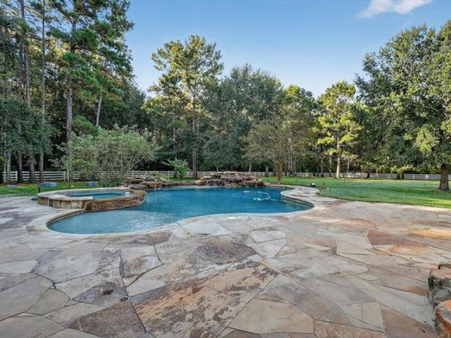 420 Whispering Mdw, Magnolia, TX 77355