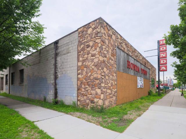 4215 E Lake Street