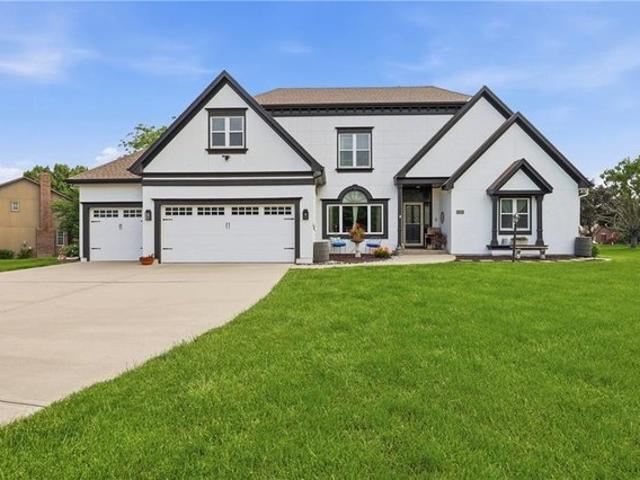 4215 SE Paddock Dr, Lee's Summit, MO 64082
