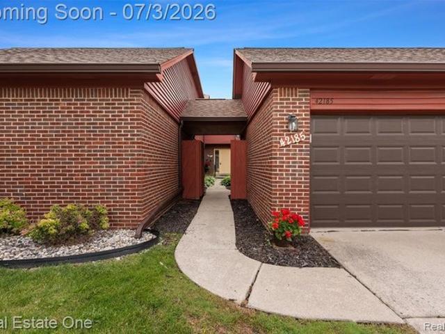 42185 Lochmoor St, Clinton Township, MI 48038