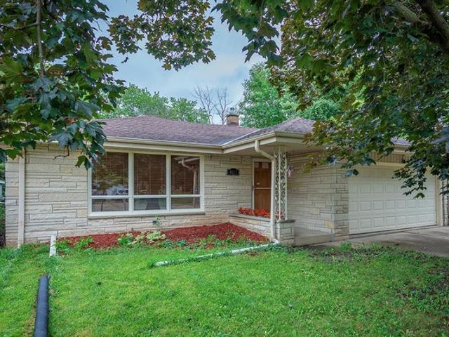 4212 N 95th St, Wauwatosa, WI 53222