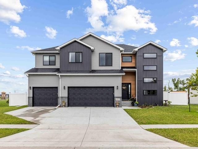 4212 Pine Pkwy S, Fargo, ND 58104