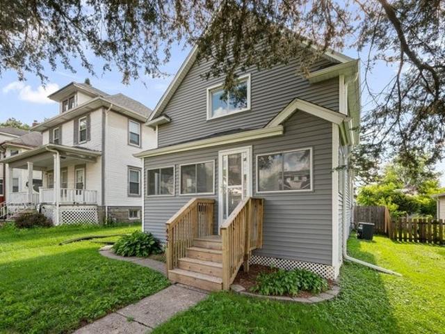421 39th St, Moline, IL 61265