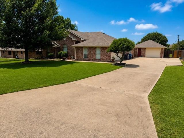 421 Bluebonnet Ln, Red Oak, TX 75154