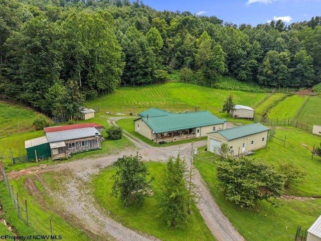 421 Buckeye Rd, Horner, WV 26372