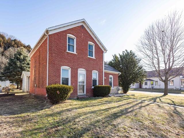 421 E Dewey St, Cassville, WI 53806