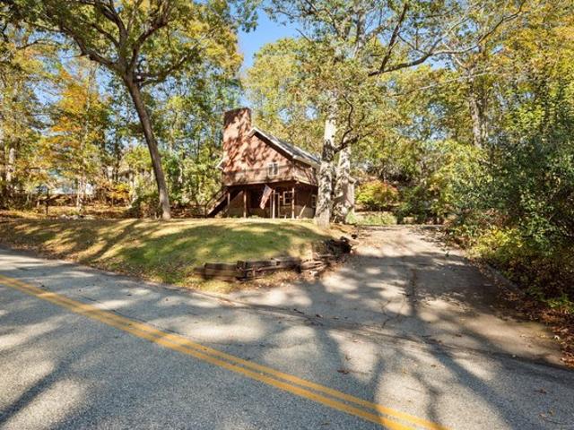 421 Kitemaug Rd, Montville, CT 06382