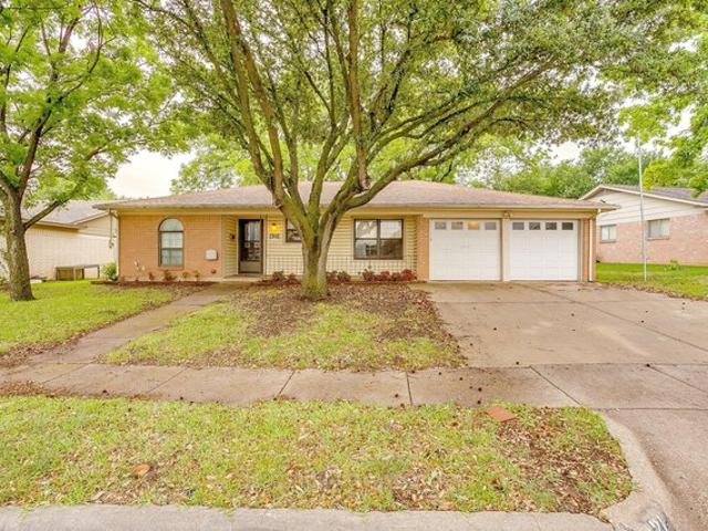 421 Linda Dr, Burleson, TX 76028