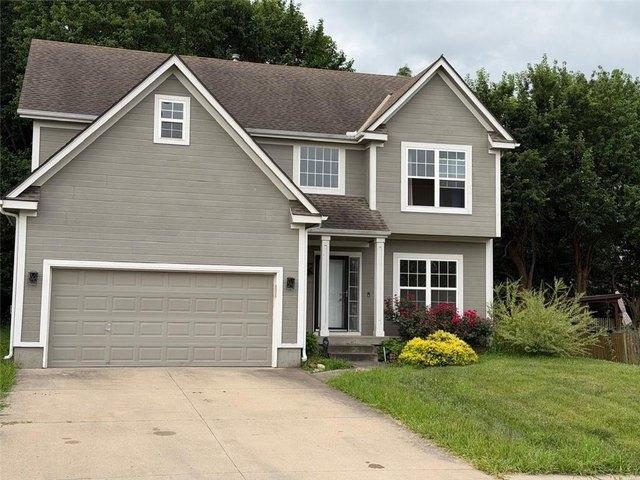 421 Stacey Dr, Lee's Summit, MO 64082